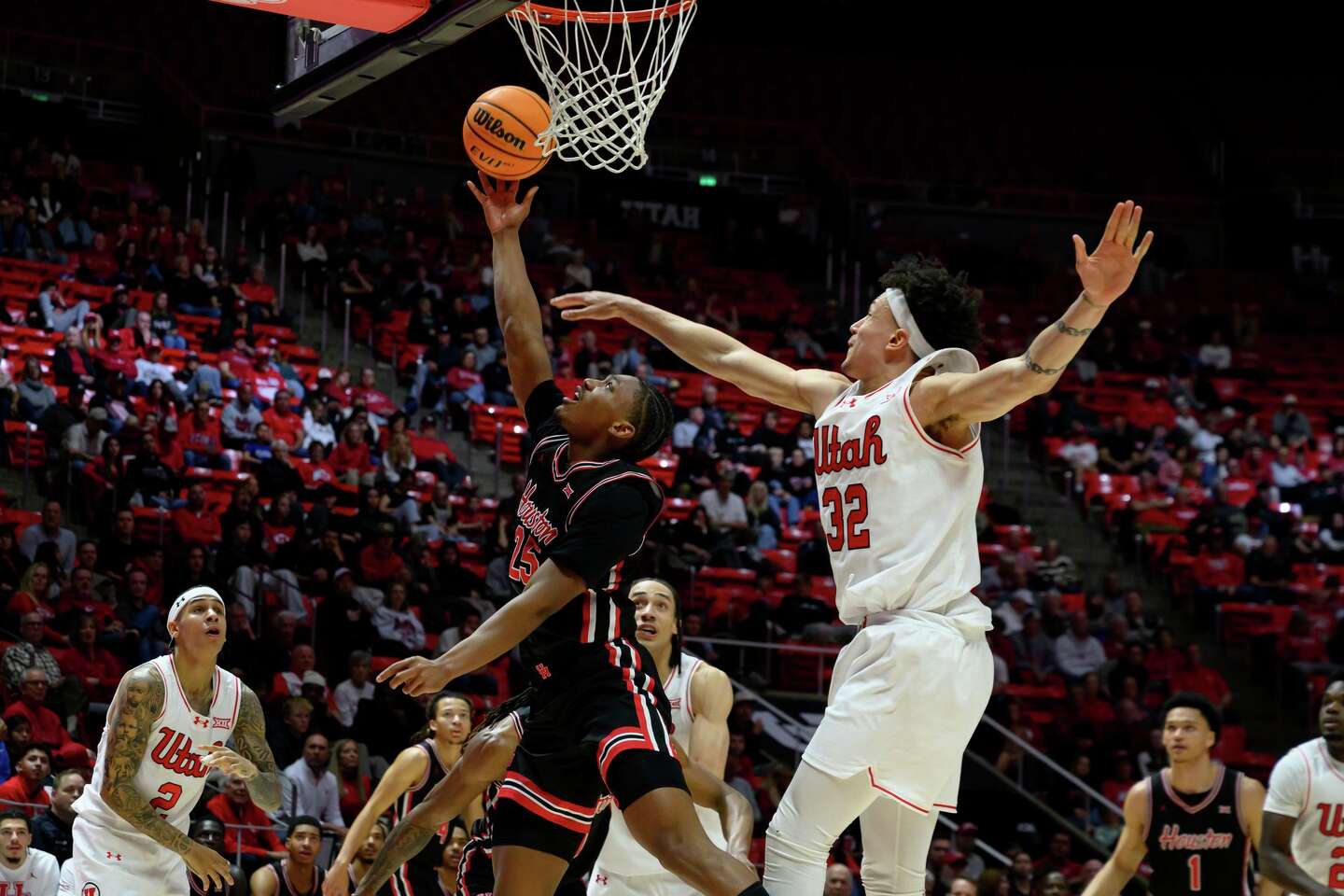 No. 3 UH routs Utah as Emanuel Sharp makes school history