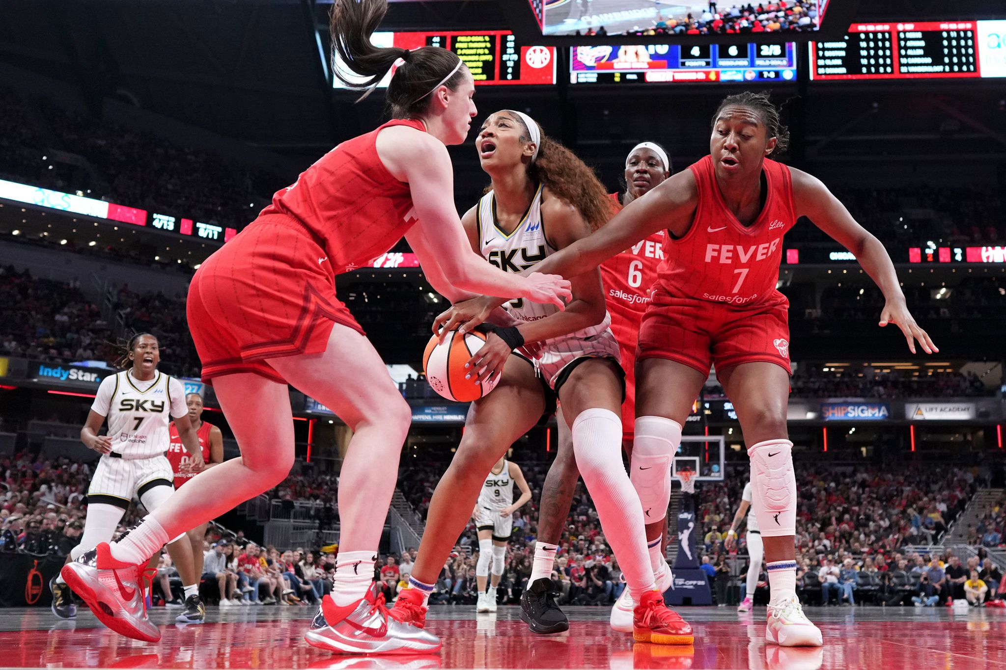 Caitlin Clark and Angel Reese unite on a star-studded US World Cup ...