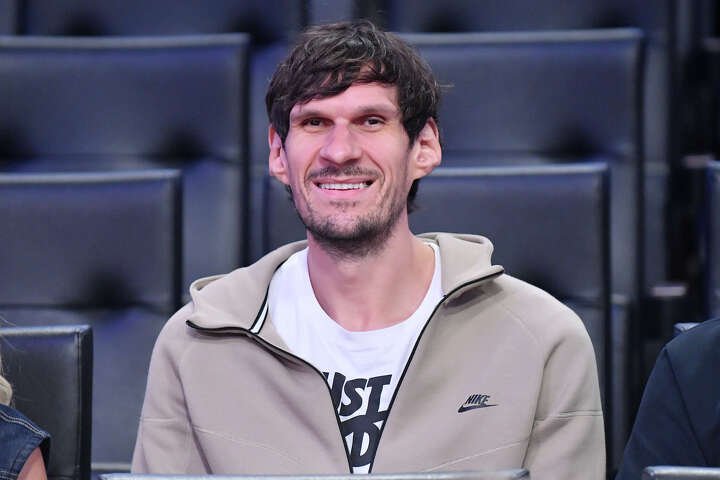 Ex-NBA star Boban Marjanović interviews Geno Auriemma after UConn game