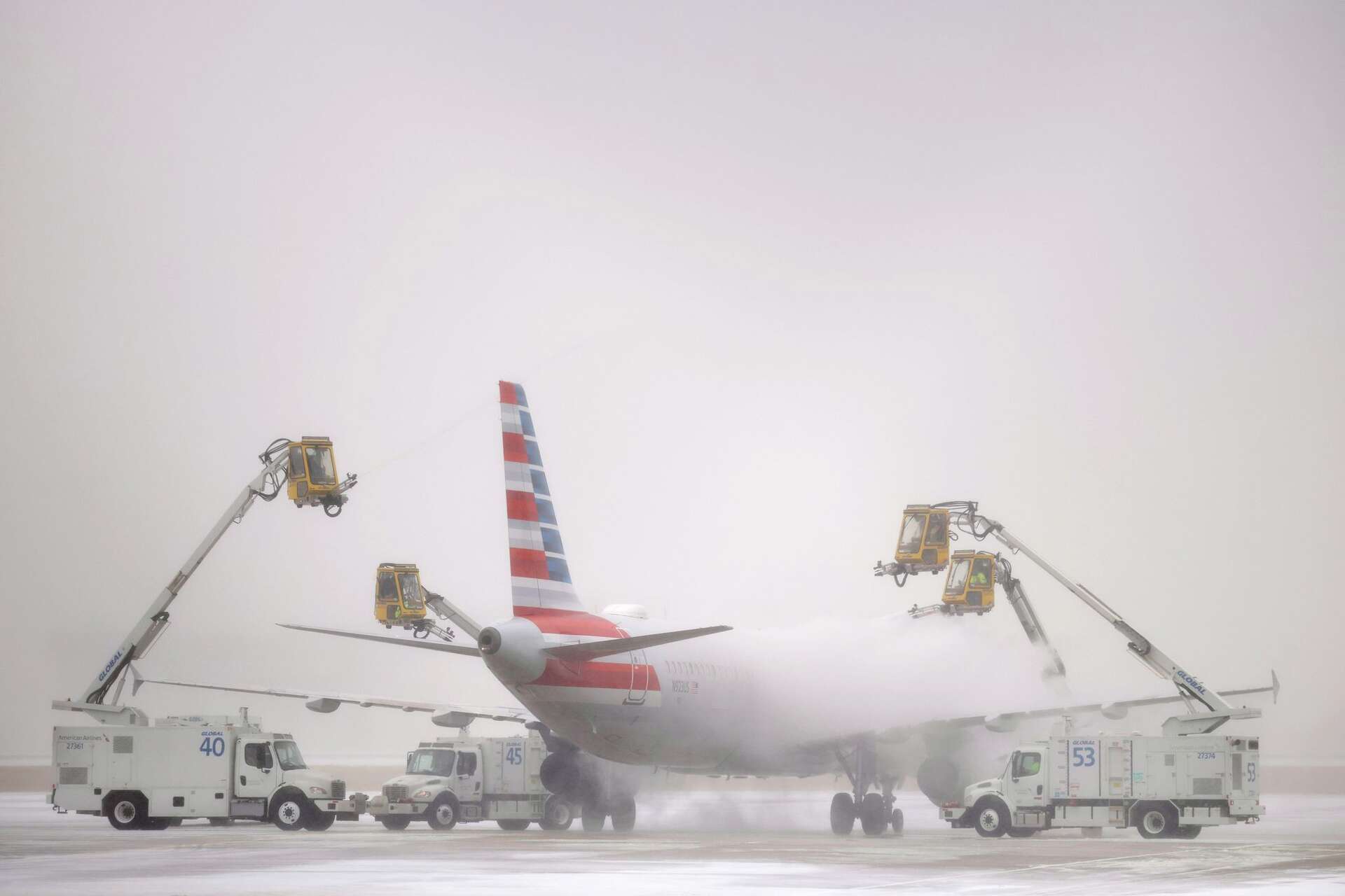 More than 1,100 Sunday flights canceled at DFW Airport, Love Field