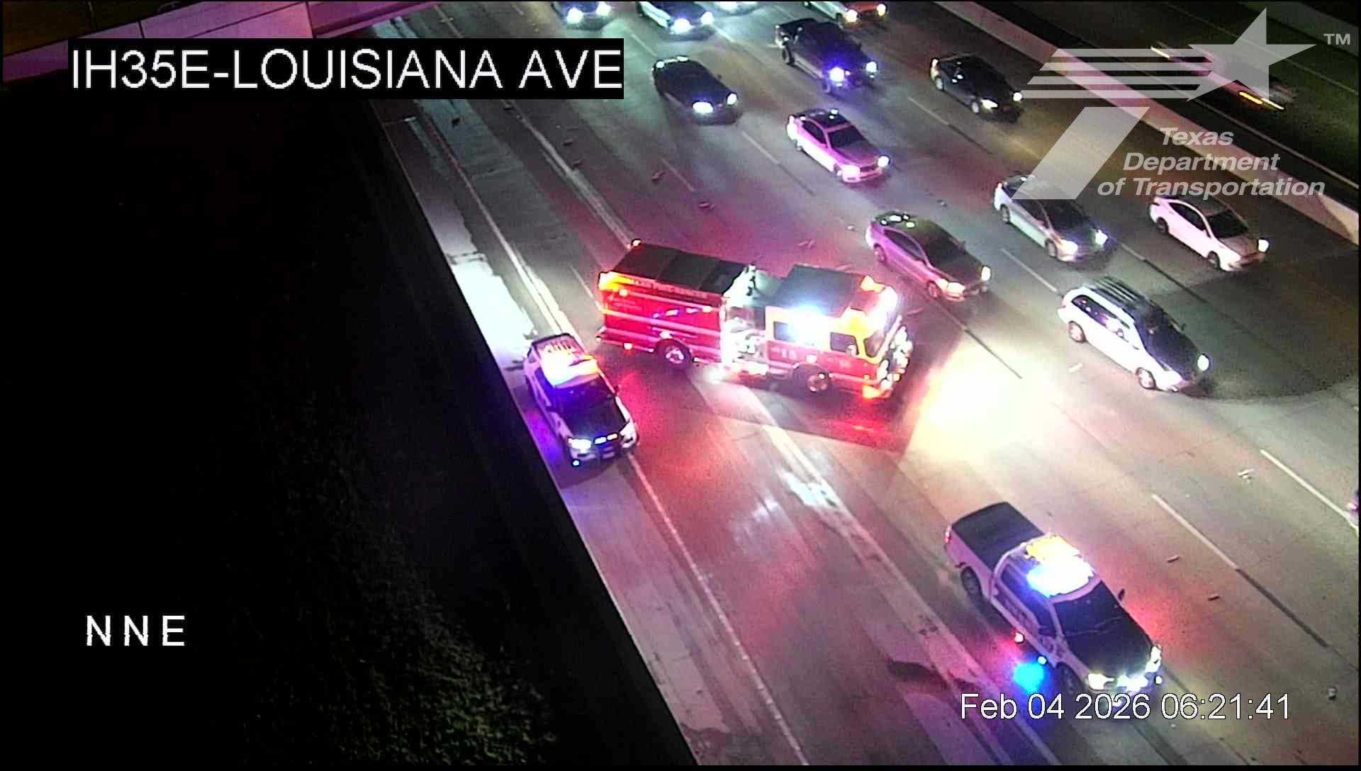 Fatal early morning crash in Dallas closes lanes on I-35