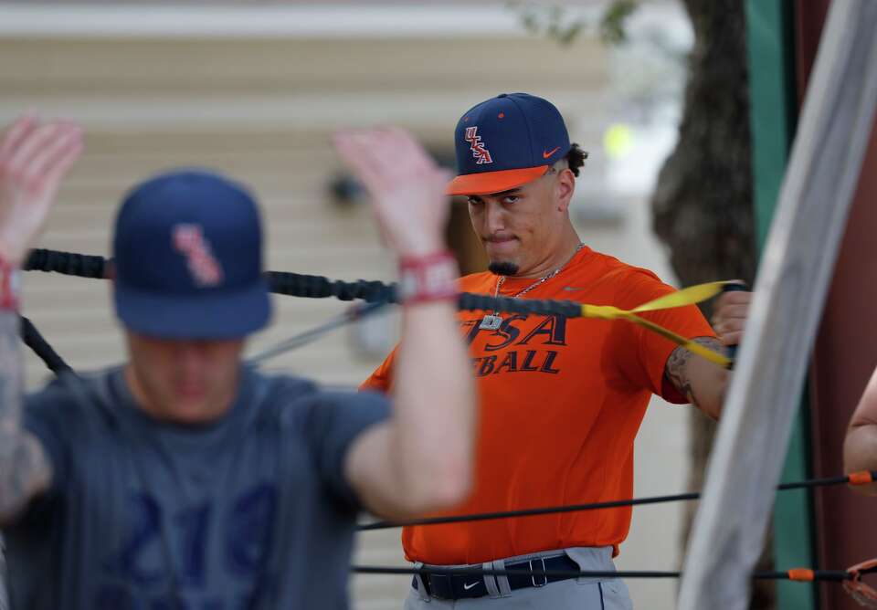 UTSA baseball weathers early scare, charging to record start