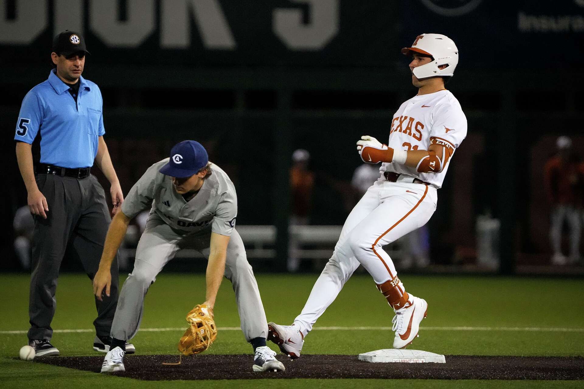 Texas baseball: Longhorns roll past UC-Davis in season opener