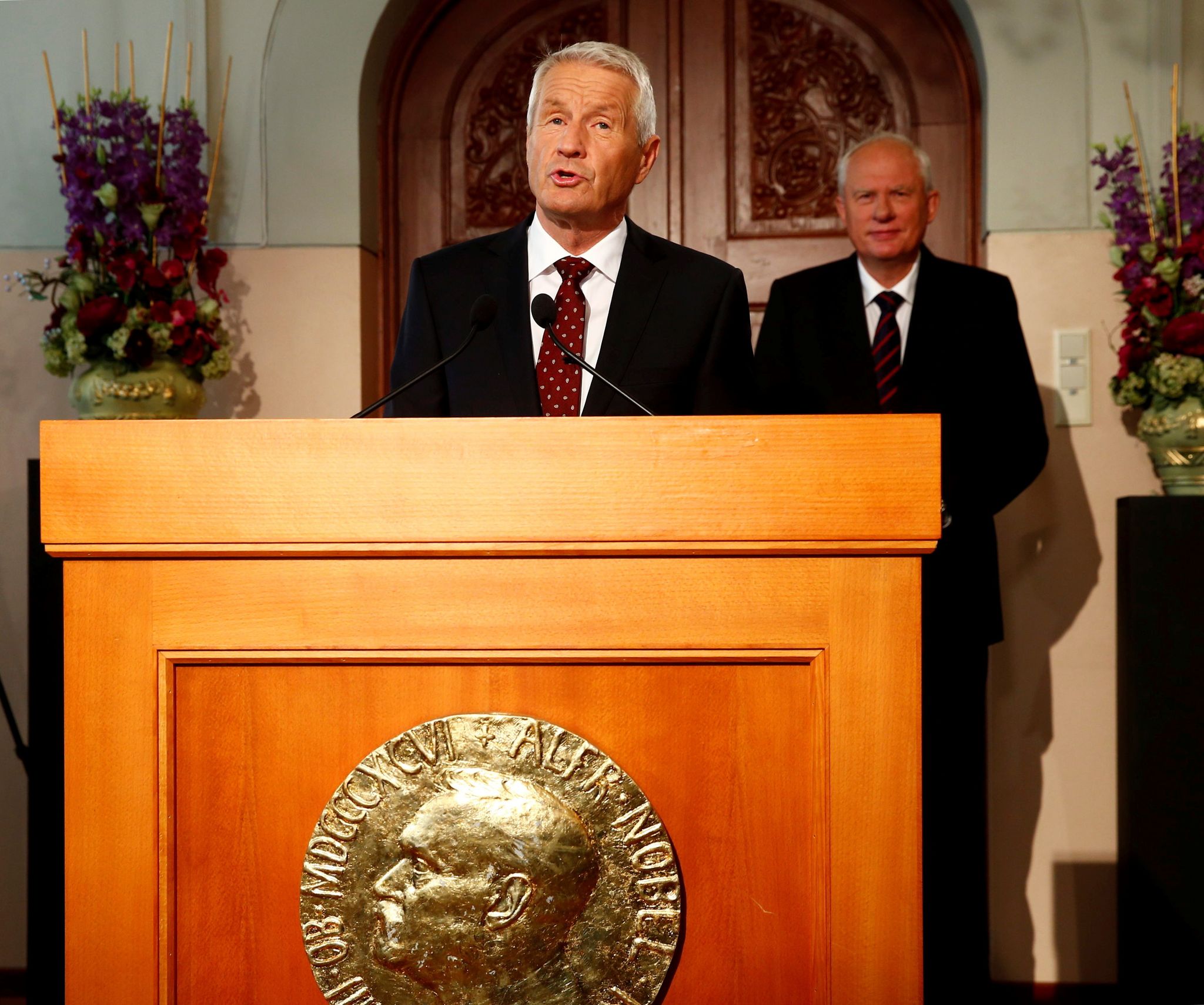 Cómo Jeffrey Epstein usó el glamur del Nobel de la Paz para expandir su ...