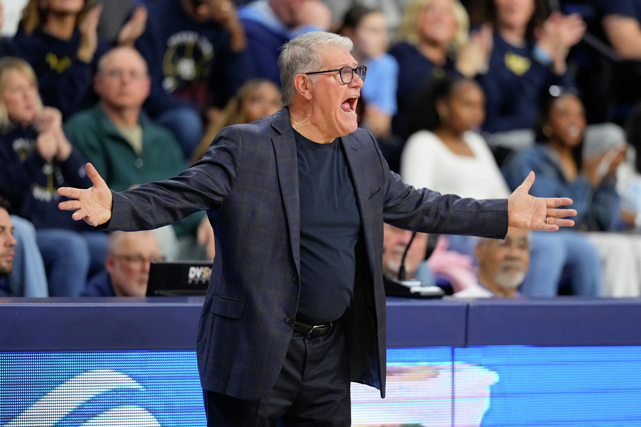 Klint Kubiak avanza rápido para completar su cuerpo de entrenadores con ...