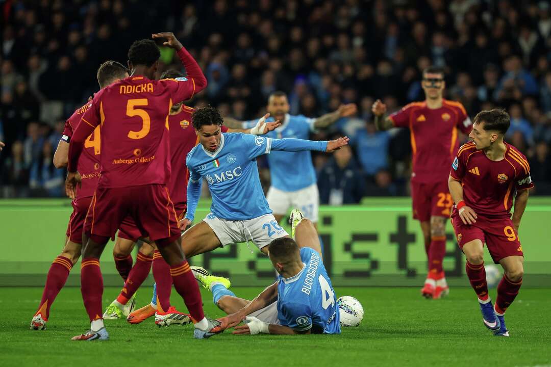 Napoli fights back twice in 2-2 draw with Roma. Donyell Malen gets ...
