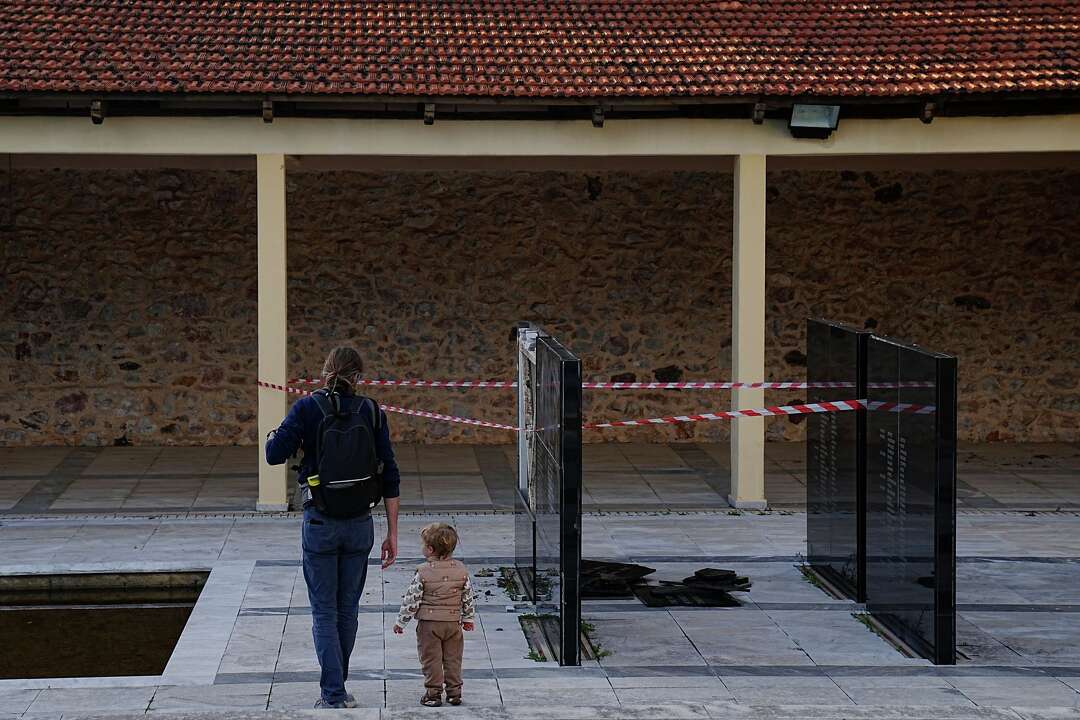 Greece will seek to obtain Nazi execution photos offered for sale online