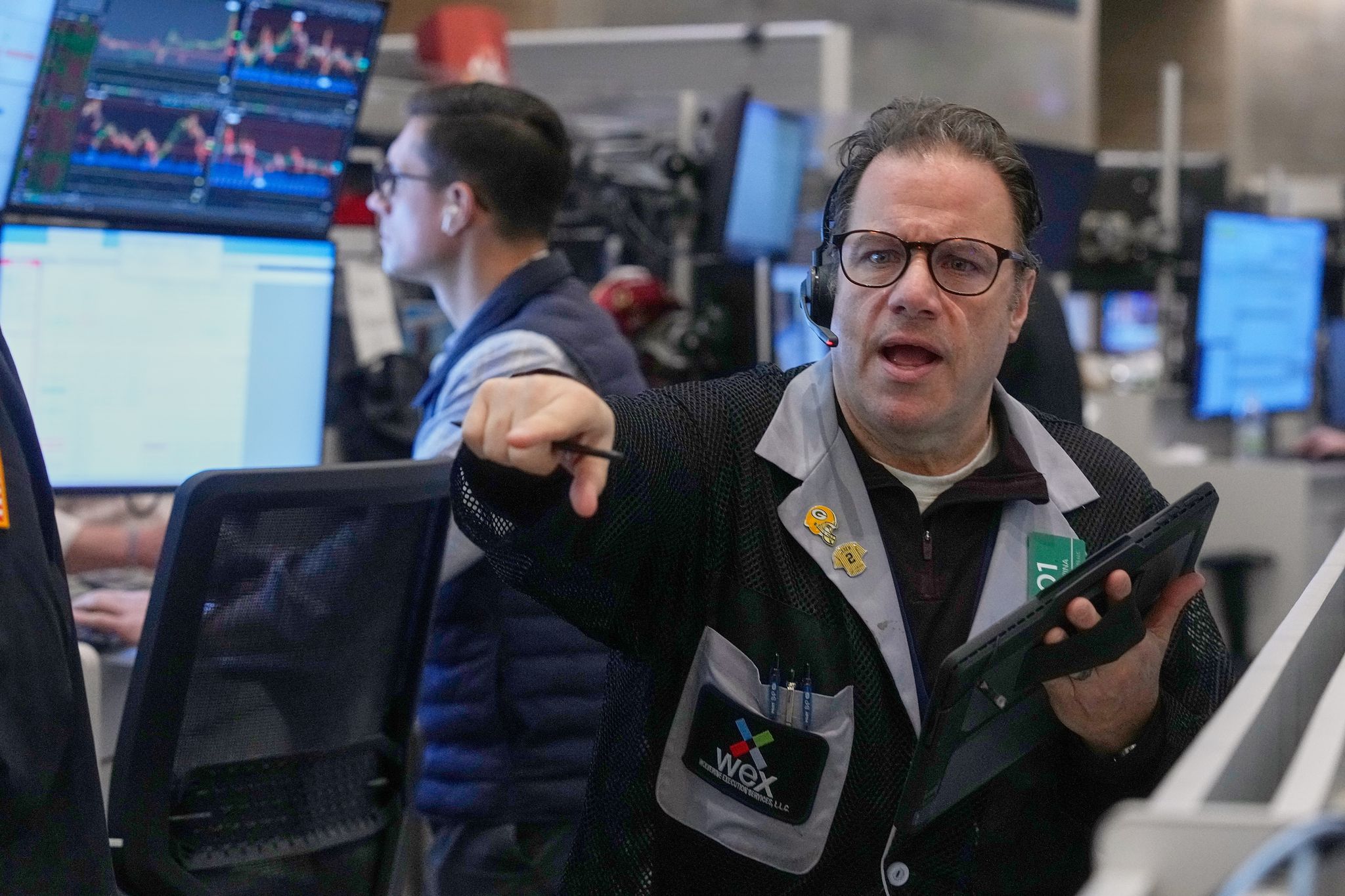 US stocks edge higher after swinging through worries about AI and the ...