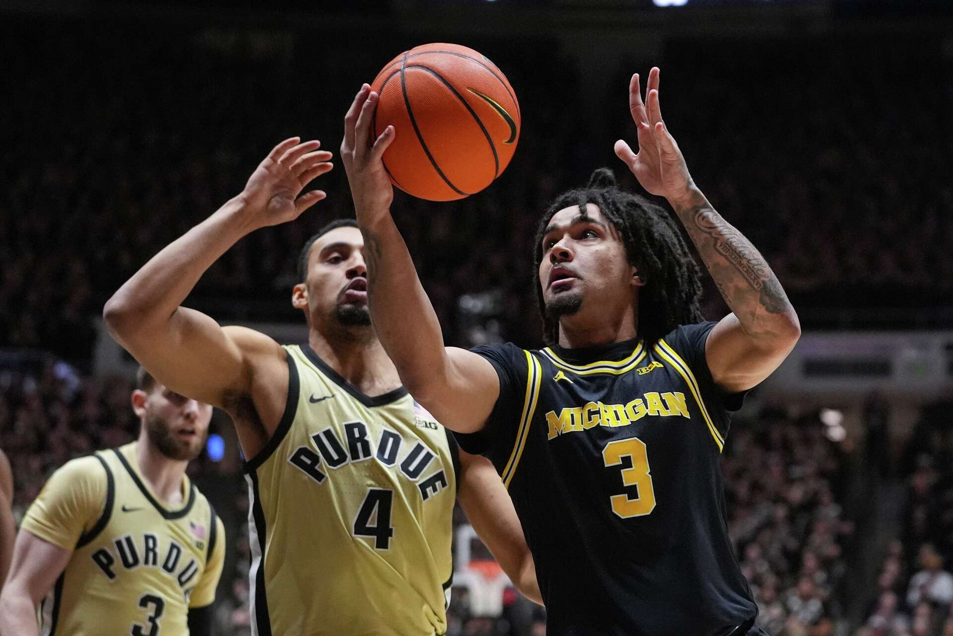 Elliot Cadeau scores 17 and No. 1 Michigan uses strong interior game to ...