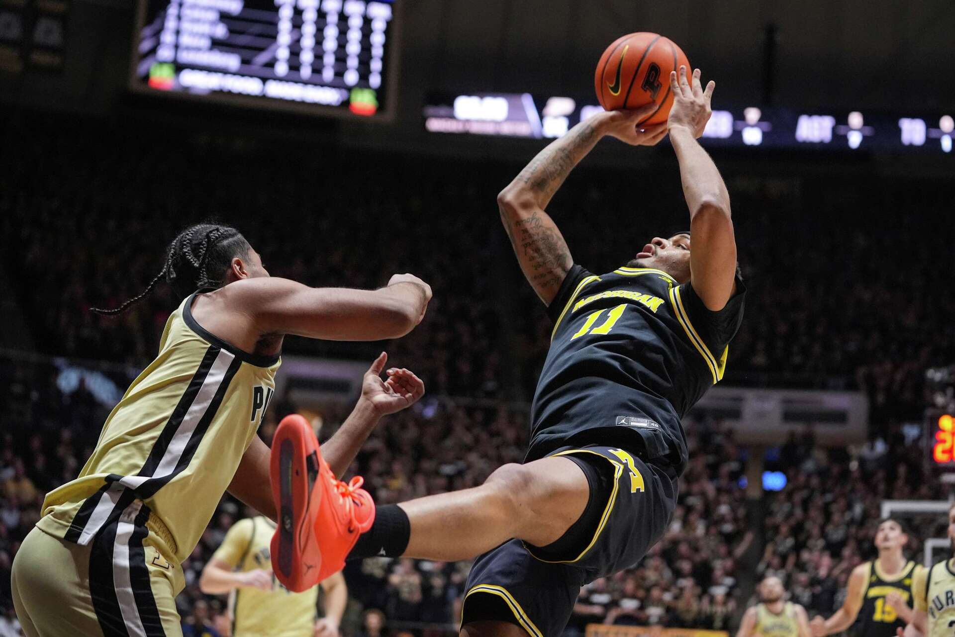 Elliot Cadeau scores 17 and No. 1 Michigan uses strong interior game to ...