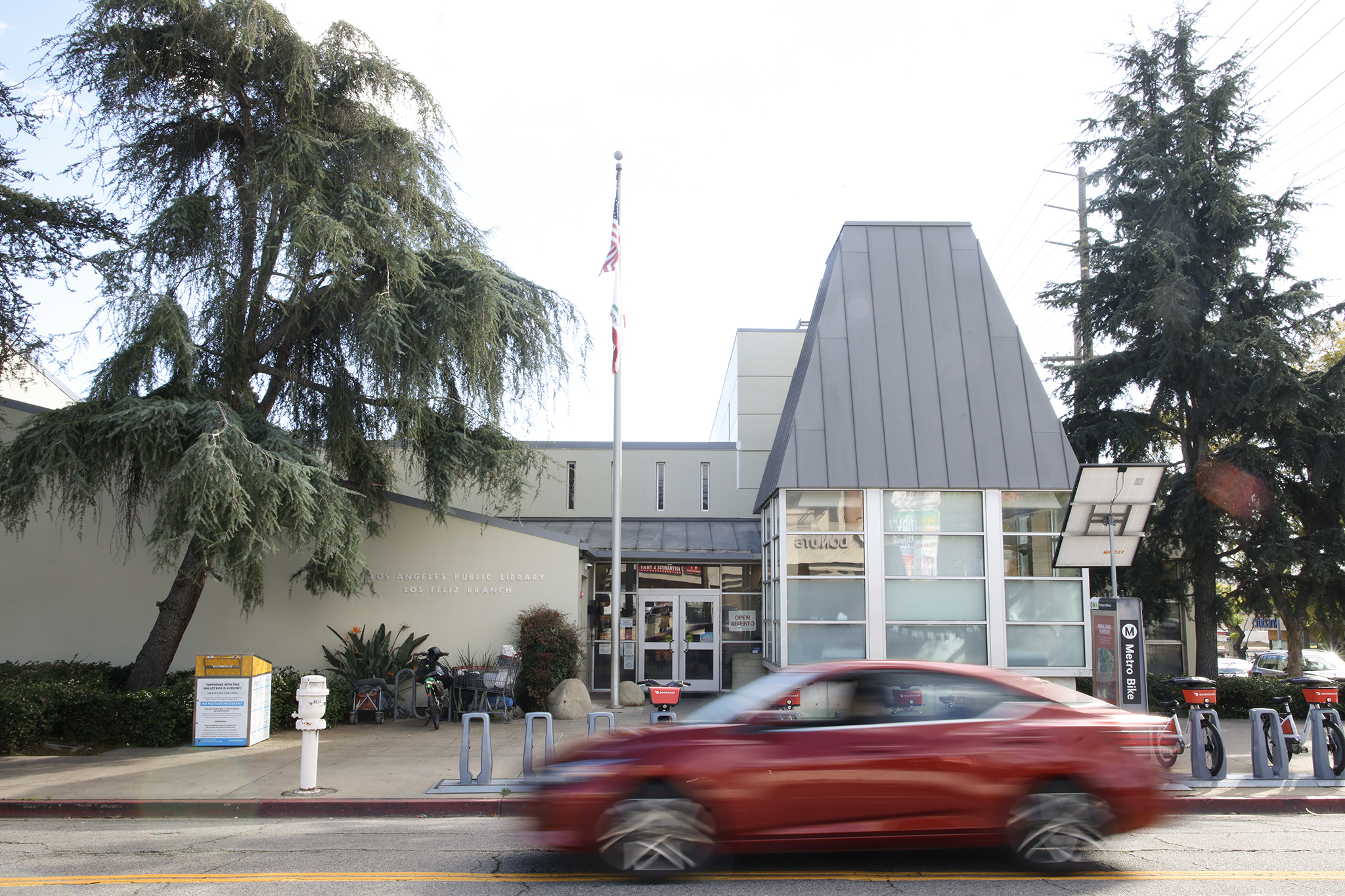 Leonardo DiCaprio quietly funds a tiny library in the middle of LA