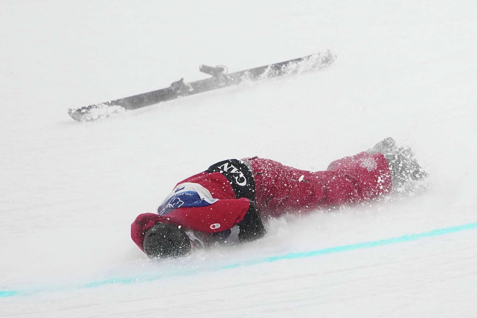 Canadian freeskier Cassie Sharpe crashes and is stretchered off ...