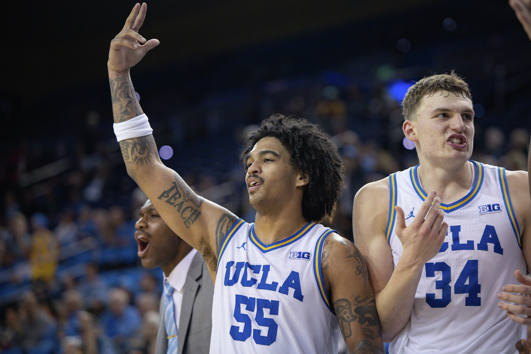 UCLA basketball team holds players-only meeting before facing Illinois