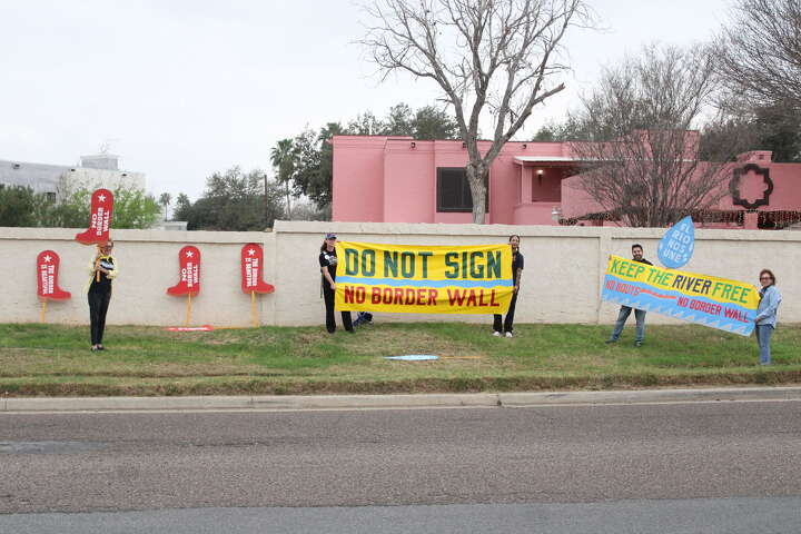 Protest targets border wall during Laredo El Abrazo