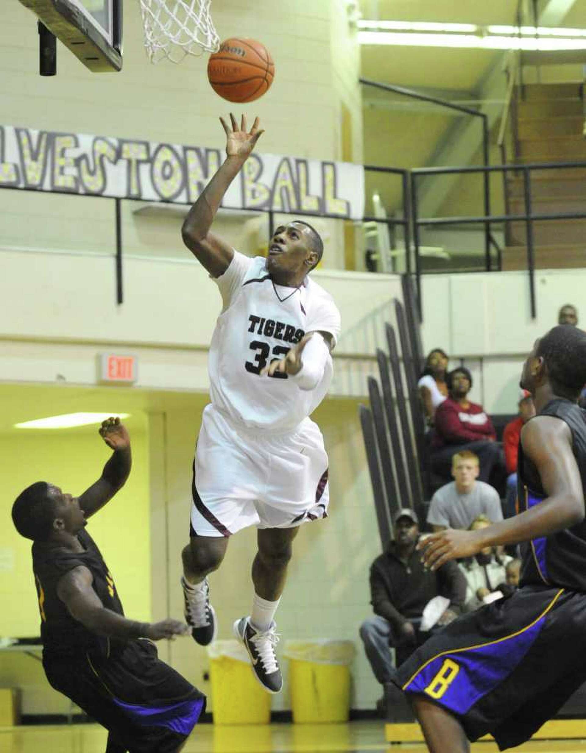 Silsbee boys basketball loses close game to No. 1 Galveston Ball