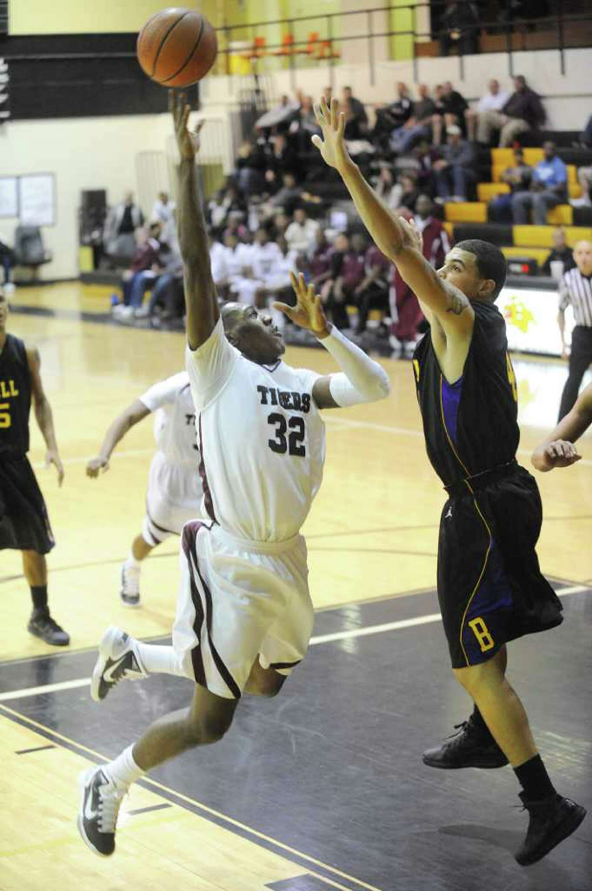 Silsbee boys basketball loses close game to No. 1 Galveston Ball