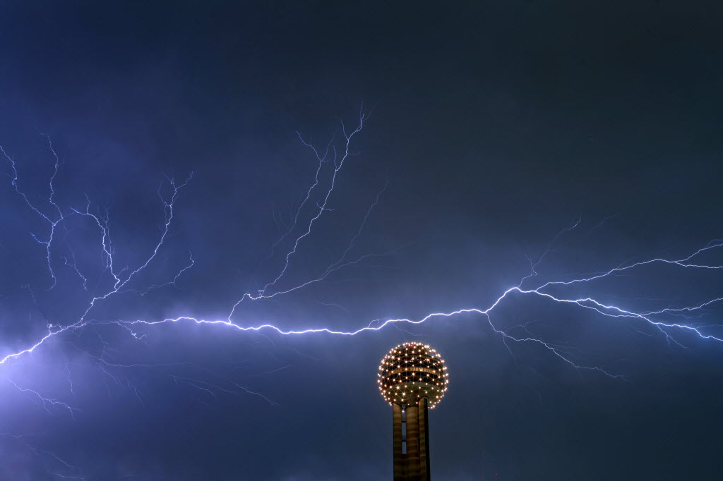 Tormentas dejan incendios por rayos en Dallas y Allen