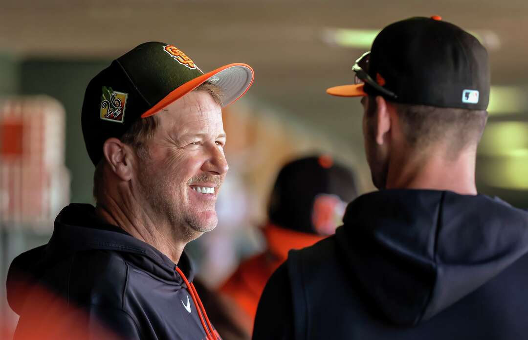 New Hall of Famer Jeff Kent visits Giants for spring training game