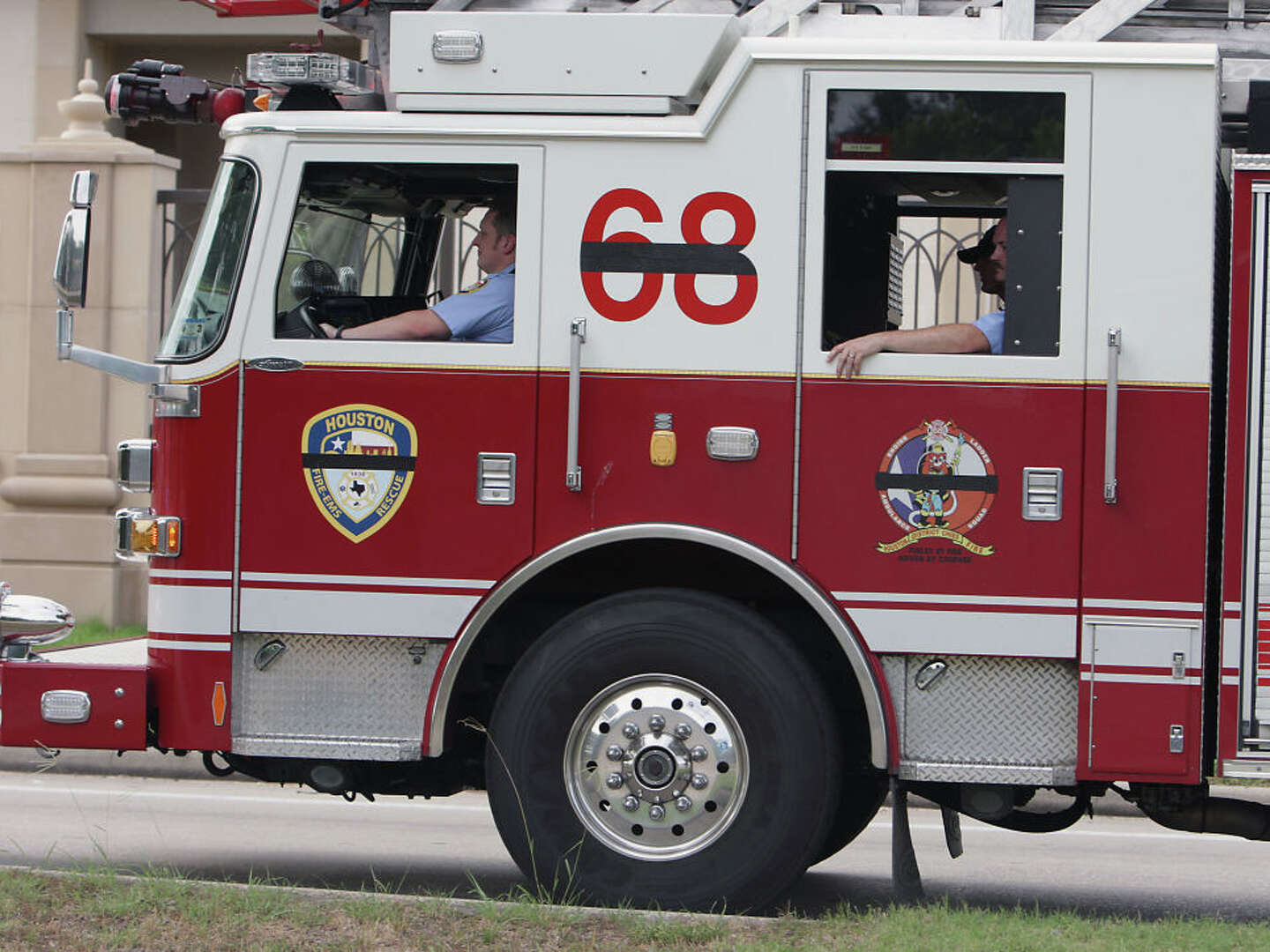 Fire crews respond to wildfire along Greens Bayou in northeast Houston