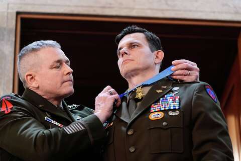 Army pilot wounded in Maduro raid gets Medal of Honor during Trump's speech
