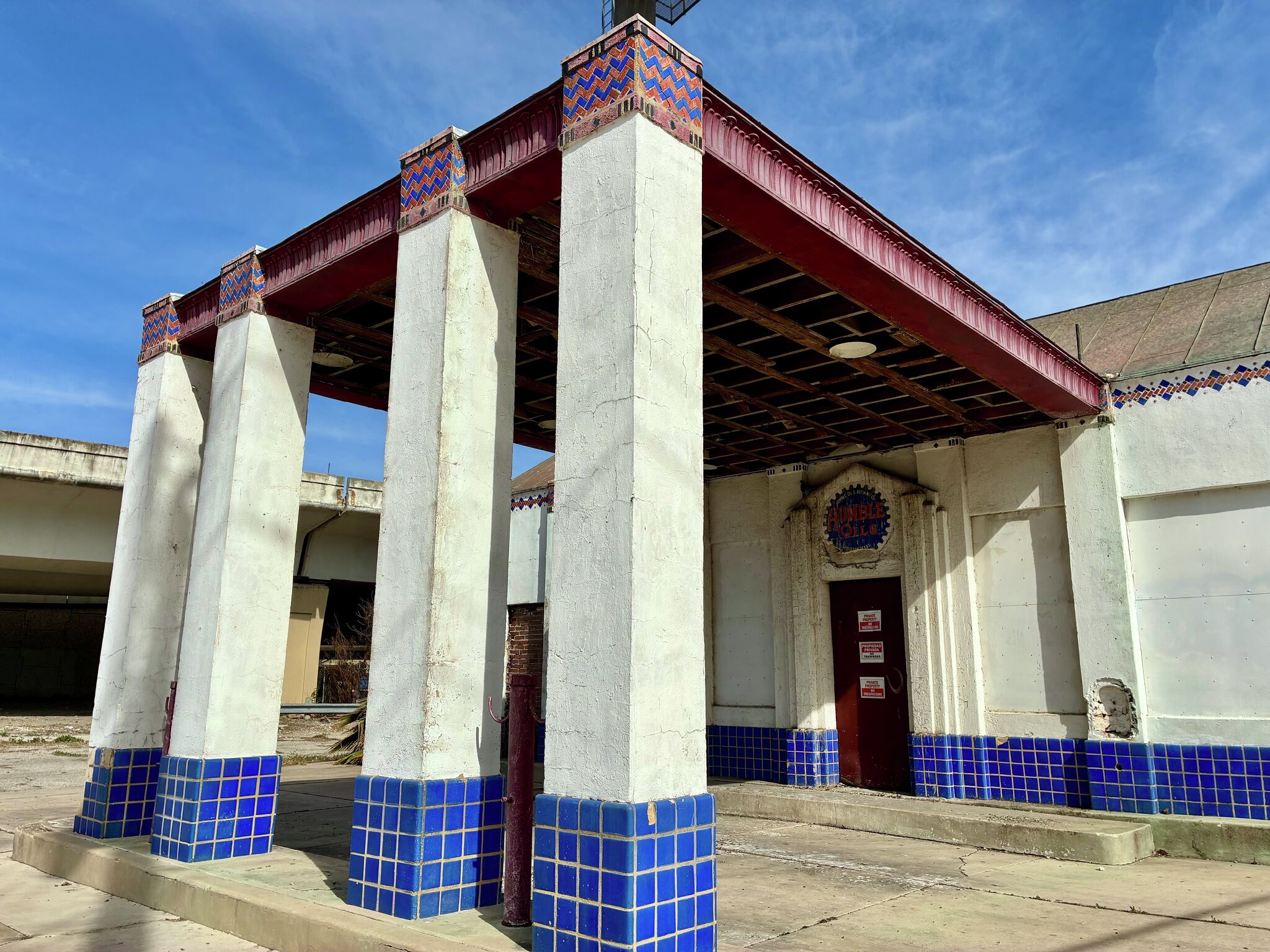 Mysterious building off I-10 in San Antonio has decades of lore