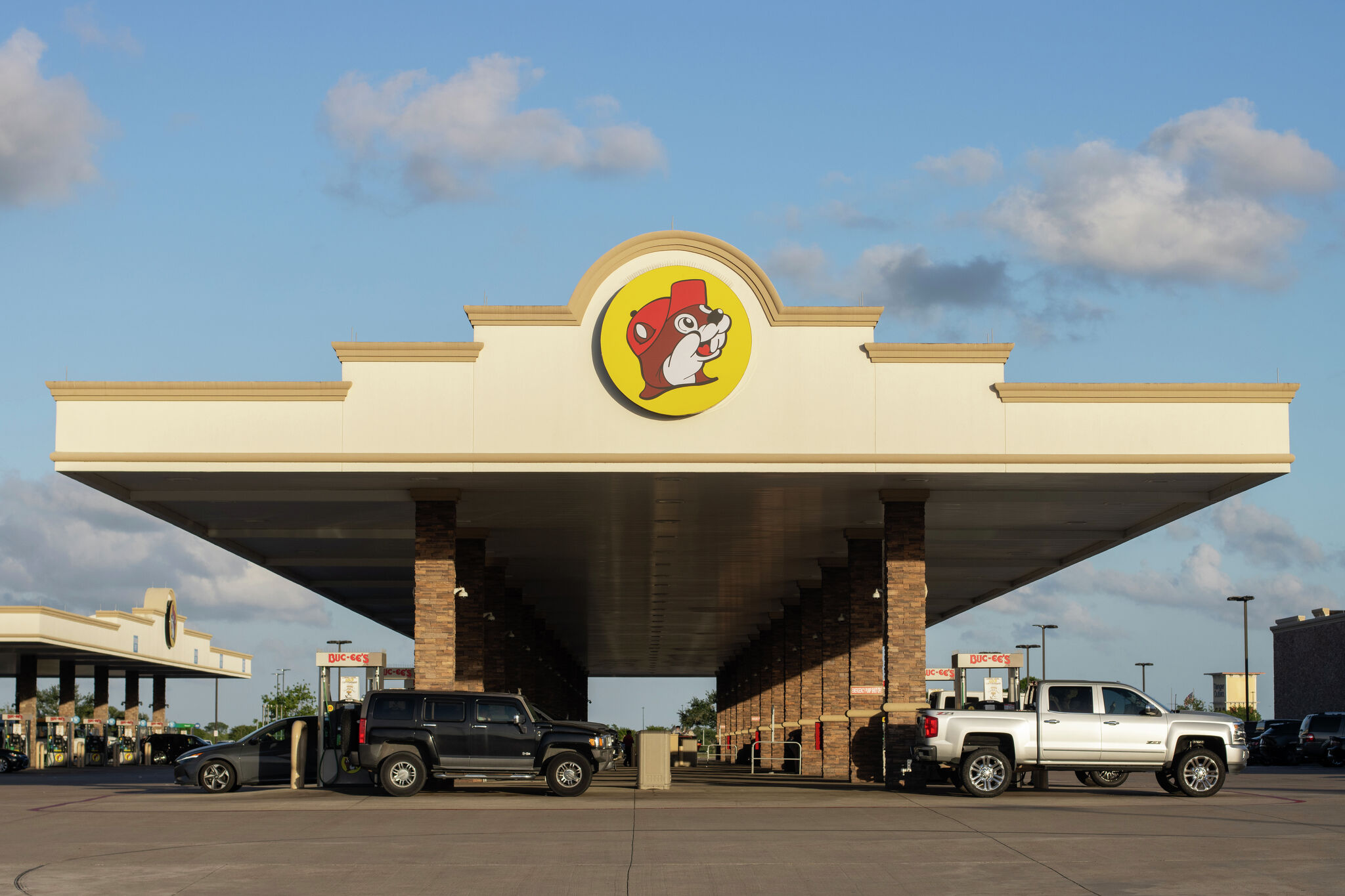 Buc-ee's takes legal action against Ohio's Mickey's over logo likeness