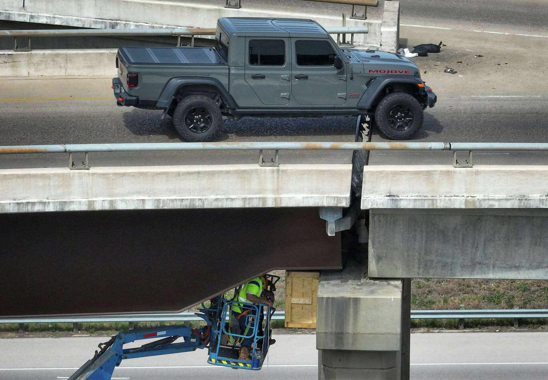 US 290 bridge cracks concern Austin drivers. TxDOT says flyover fine