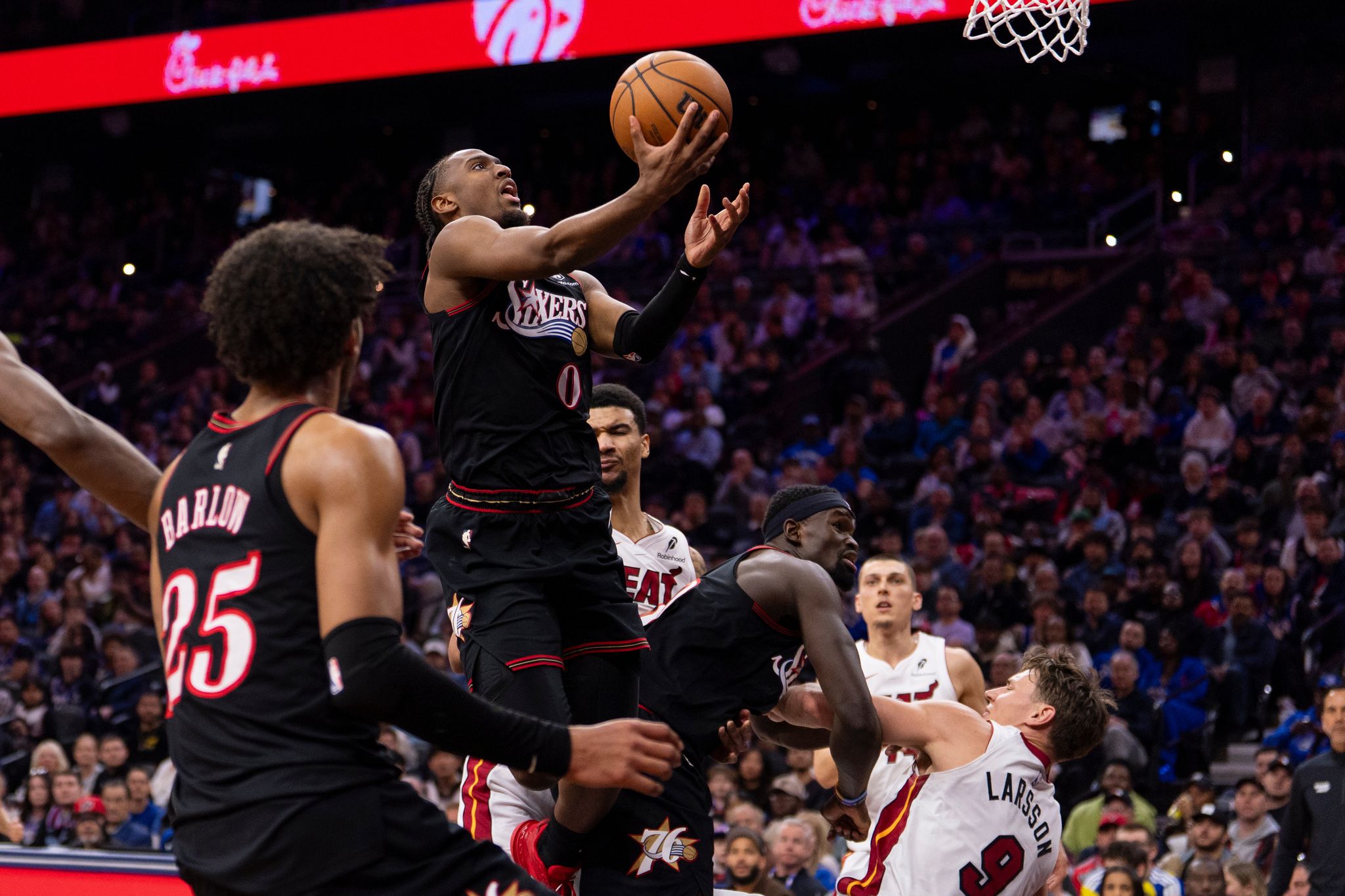 Tyrese Maxey rompe récord de triples de los 76ers que vencen 124-117 al ...
