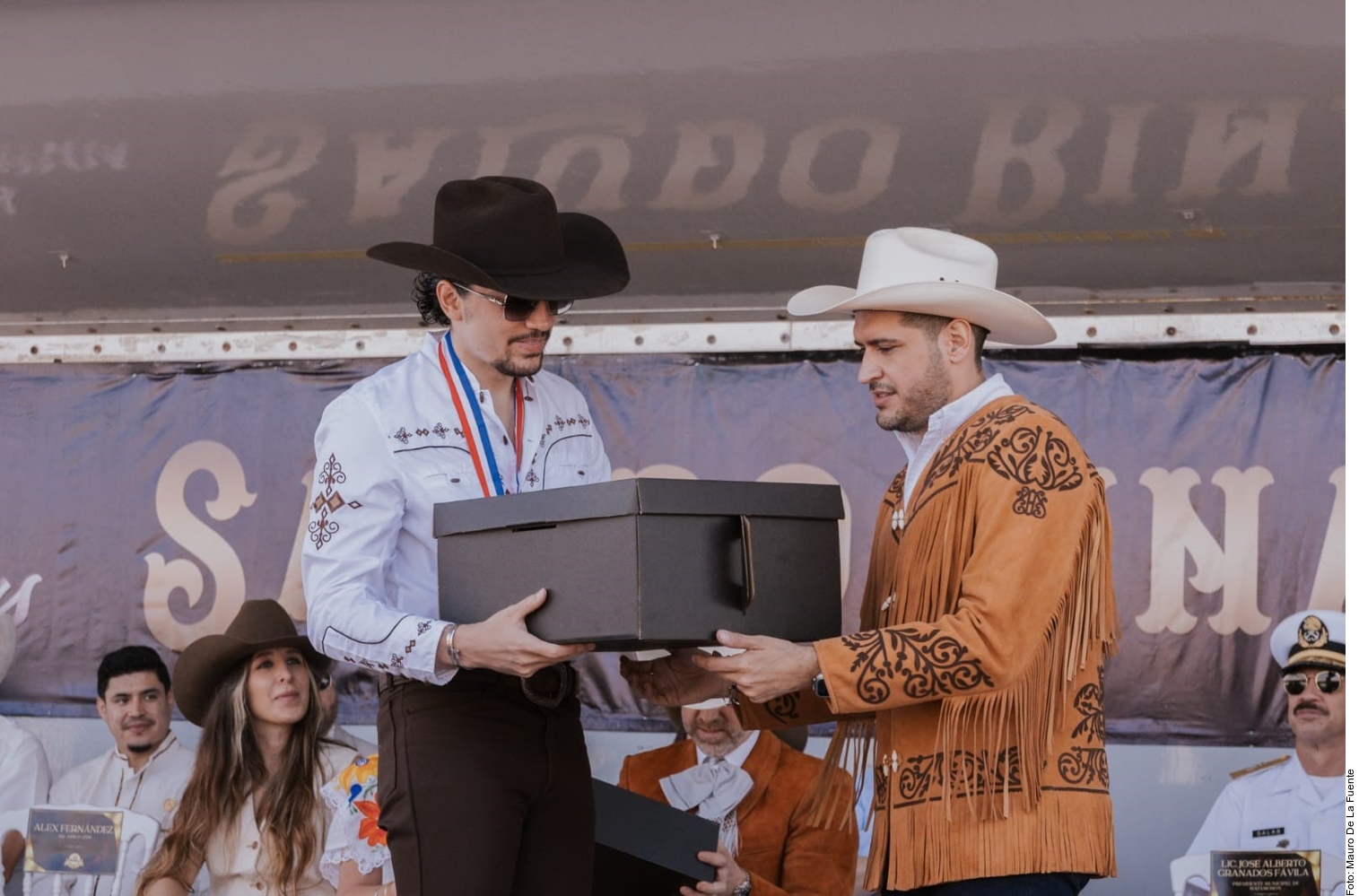 Alex Fernández apoya a migrantes en evento hecho por alcaldes de ...