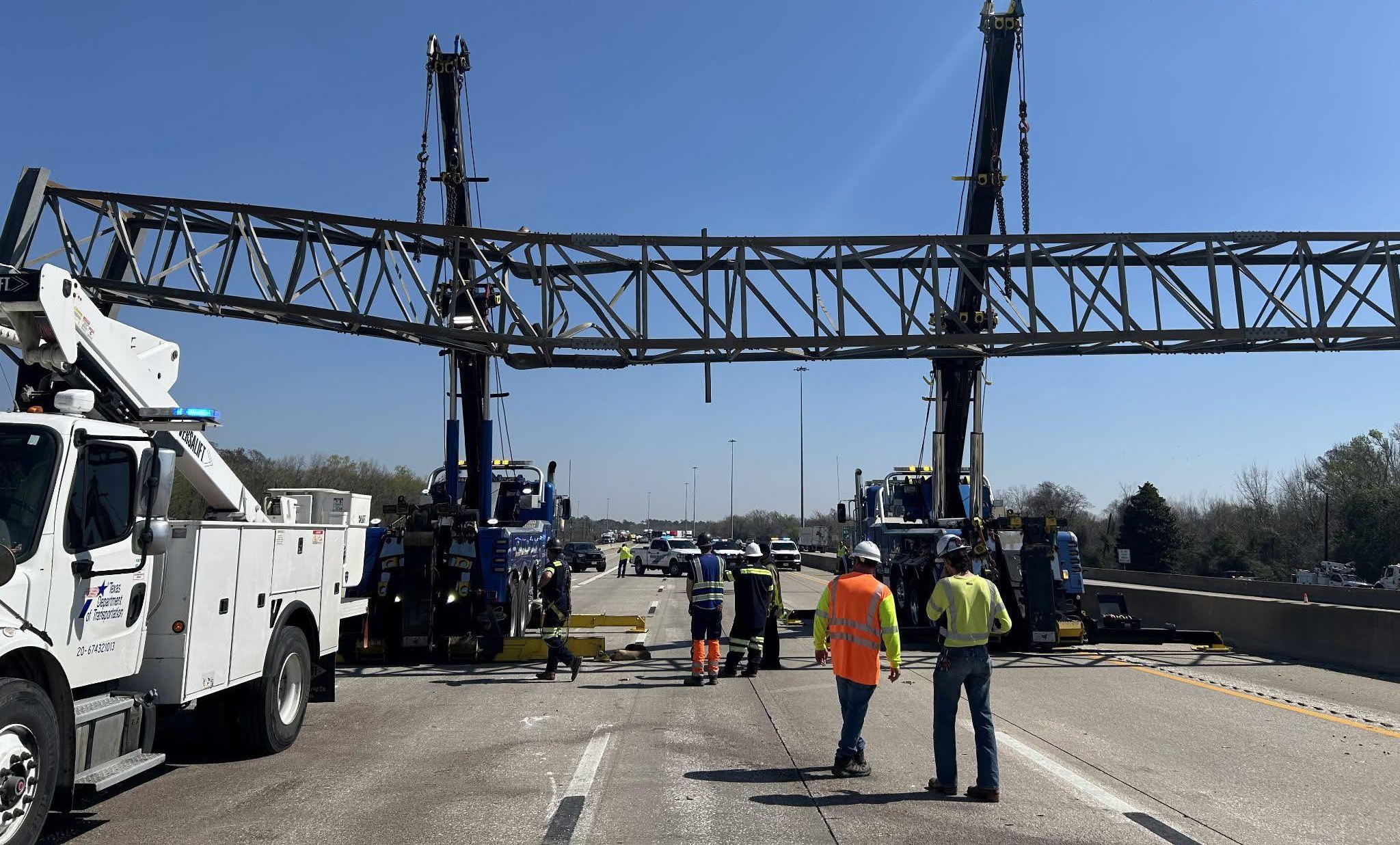 I-10 travel reopens after Purple Heart Bridge fatal crash, fallen sign