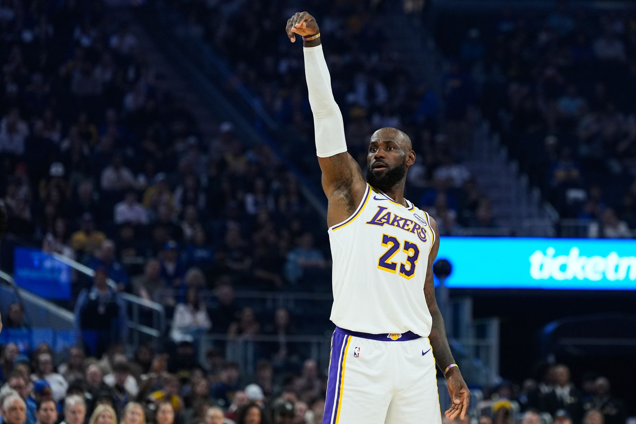 LeBron James misses 2nd straight game with injuries when Lakers host Knicks