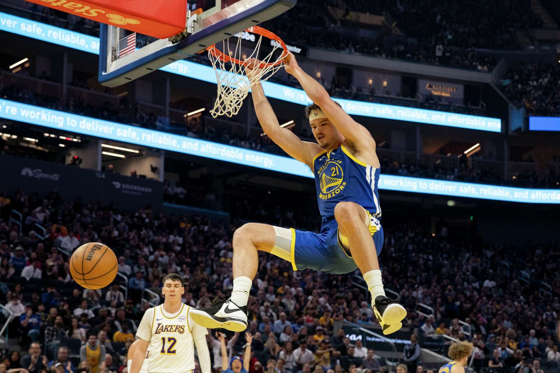 Steph Curry sits again as Golden State Warriors stumble vs. Lakers