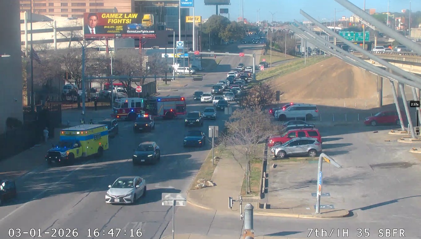 Crash near IH-35, East 8th snarls downtown Austin traffic