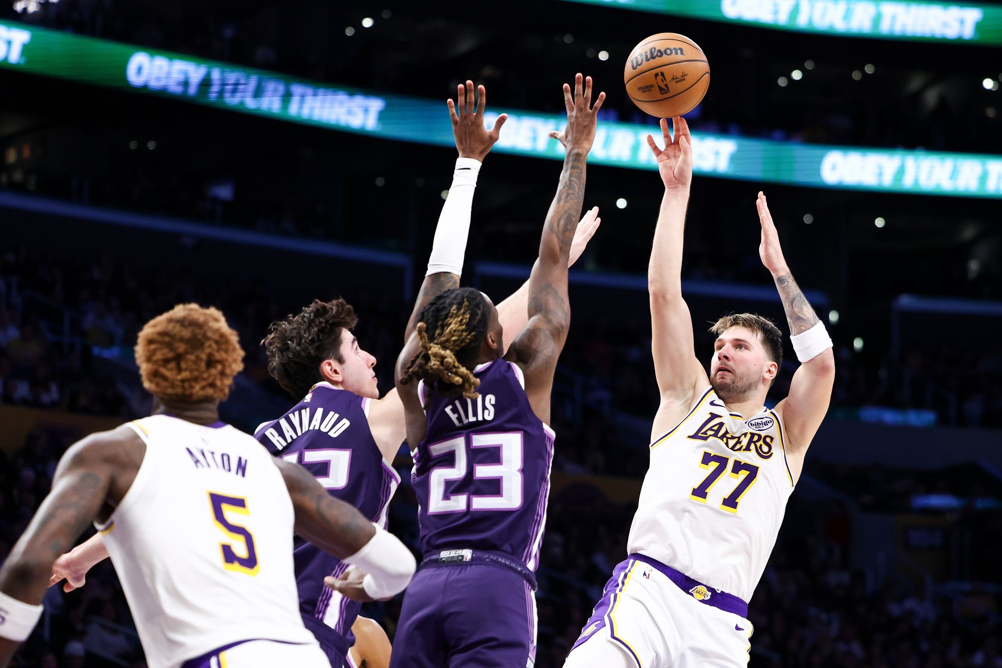 Luka y LeBron guían a Lakers ante Kings 128-104 y completan dos ...