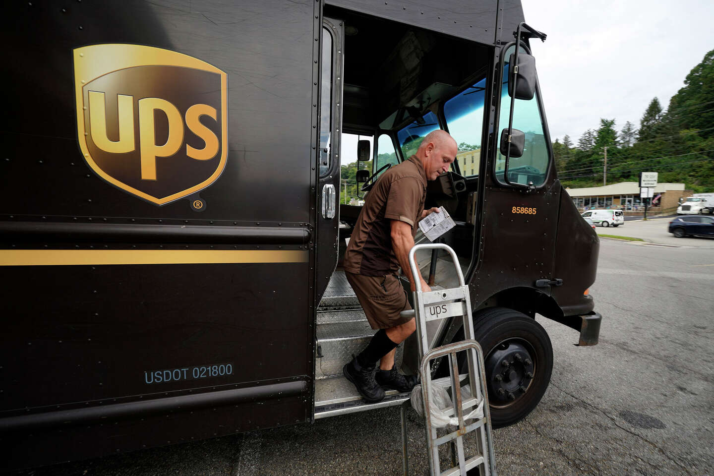 Texas UPS drivers can get $150K buyout amid Amazon-tied cuts