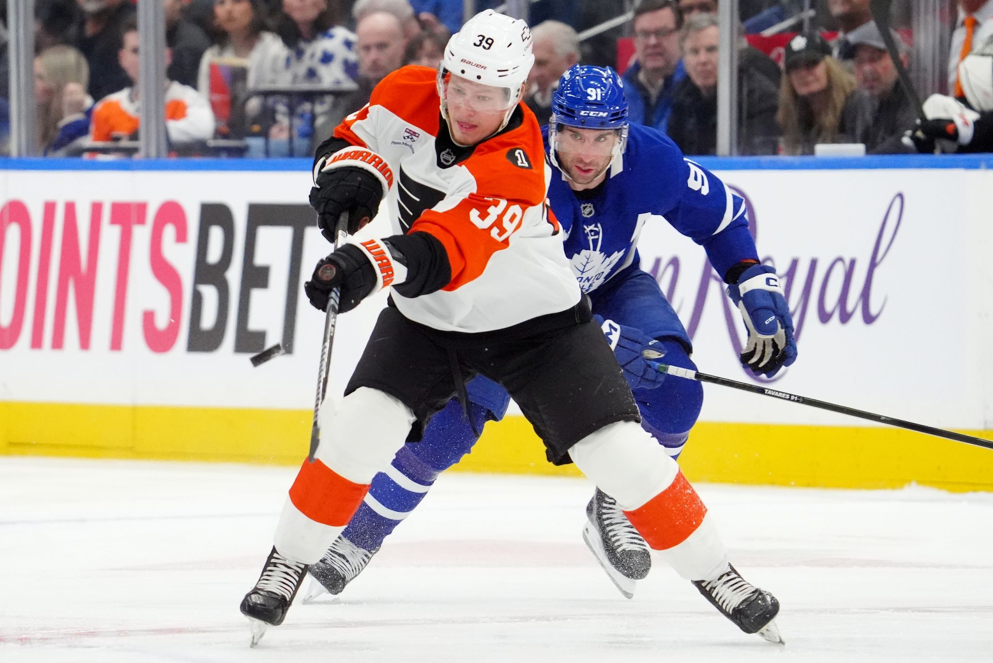 Flyers beat Maple Leafs 3-2 in a shootout to extend winning streak to 3 ...