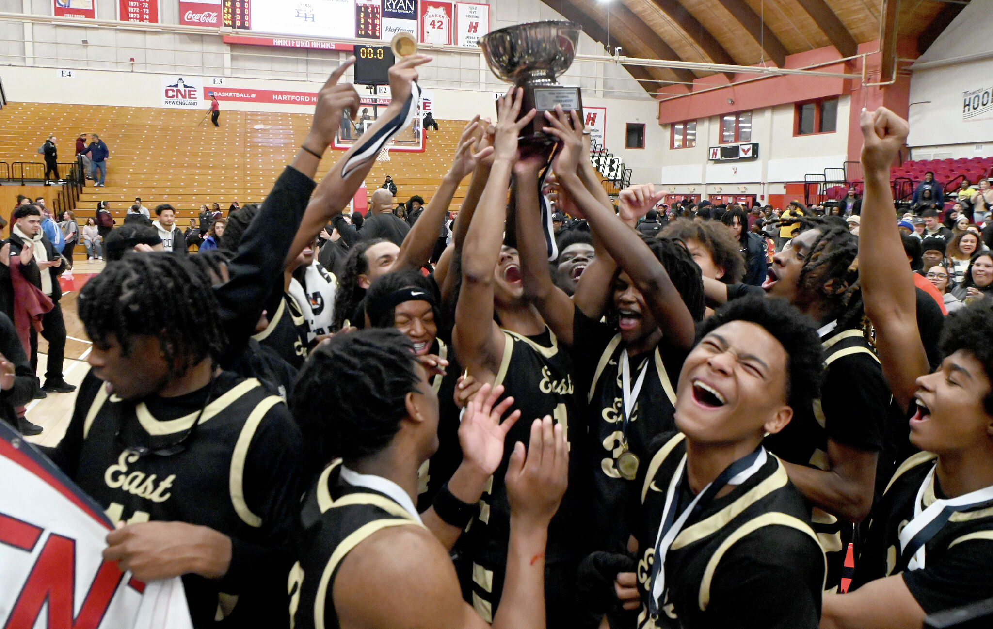 East Hartford beats Windsor in epic CCC boys basketball title game