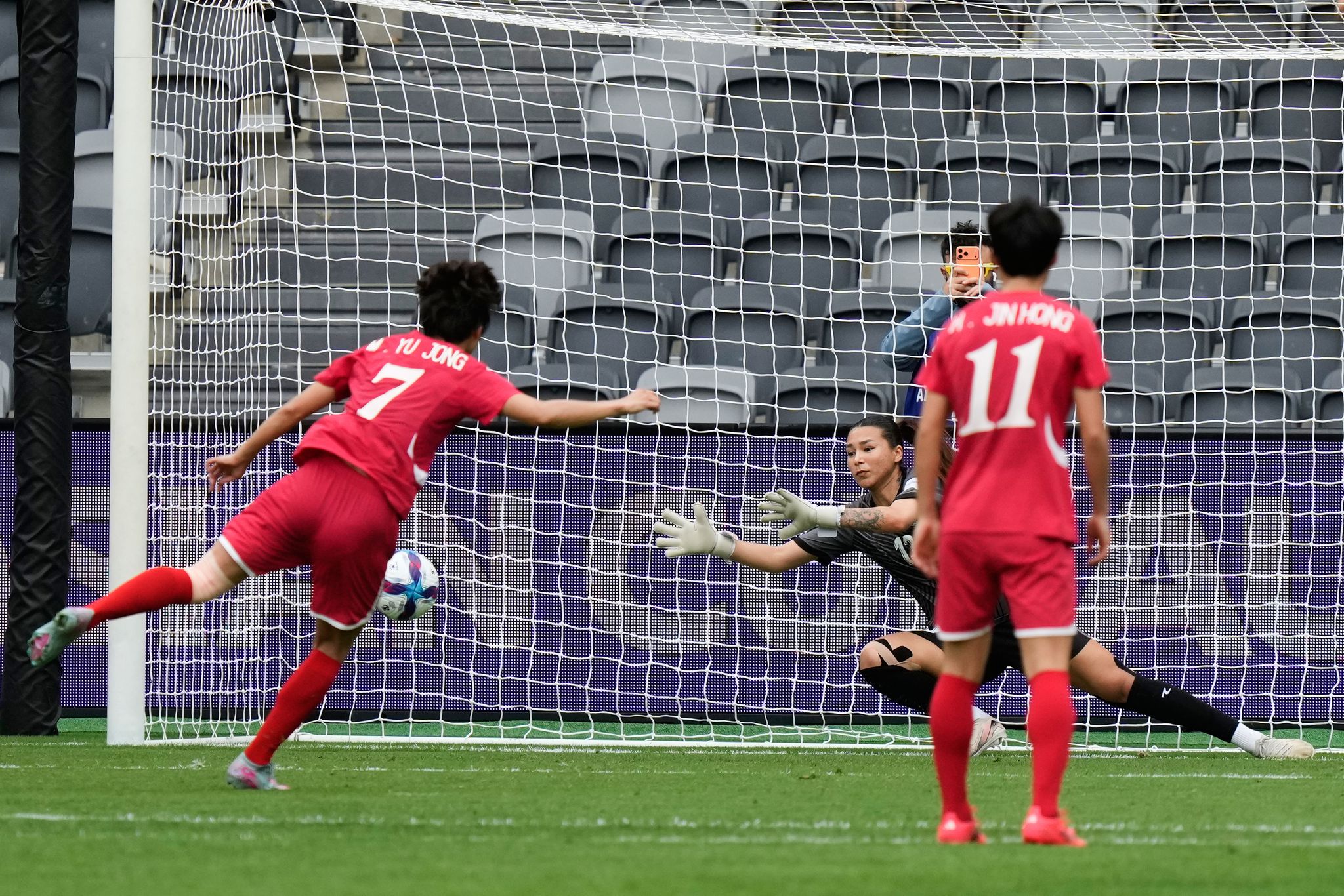 Triplete de Myong Yu Jong impulsa a Corea del Norte ante Uzbekistán en ...