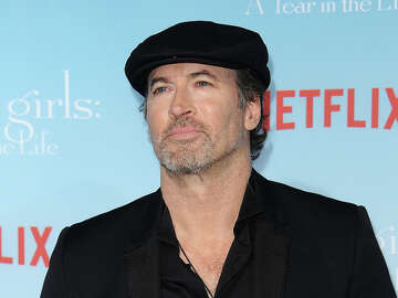 'Gilmore Girls' star Scott Patterson performing at CT show