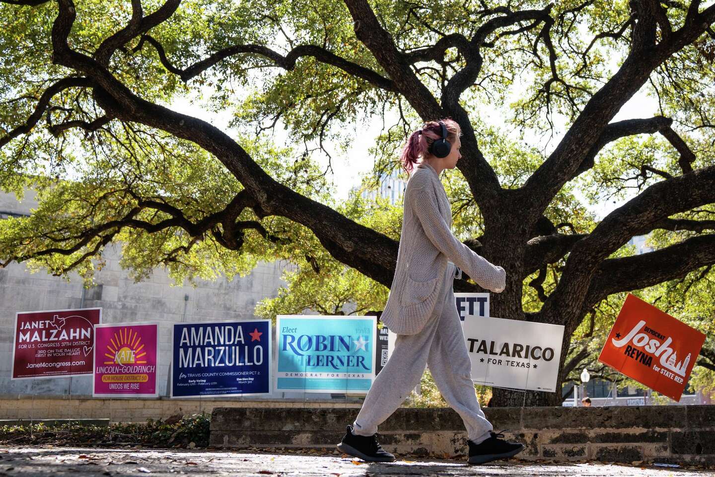 Texas election: Democrats fight to keep polls open in several counties
