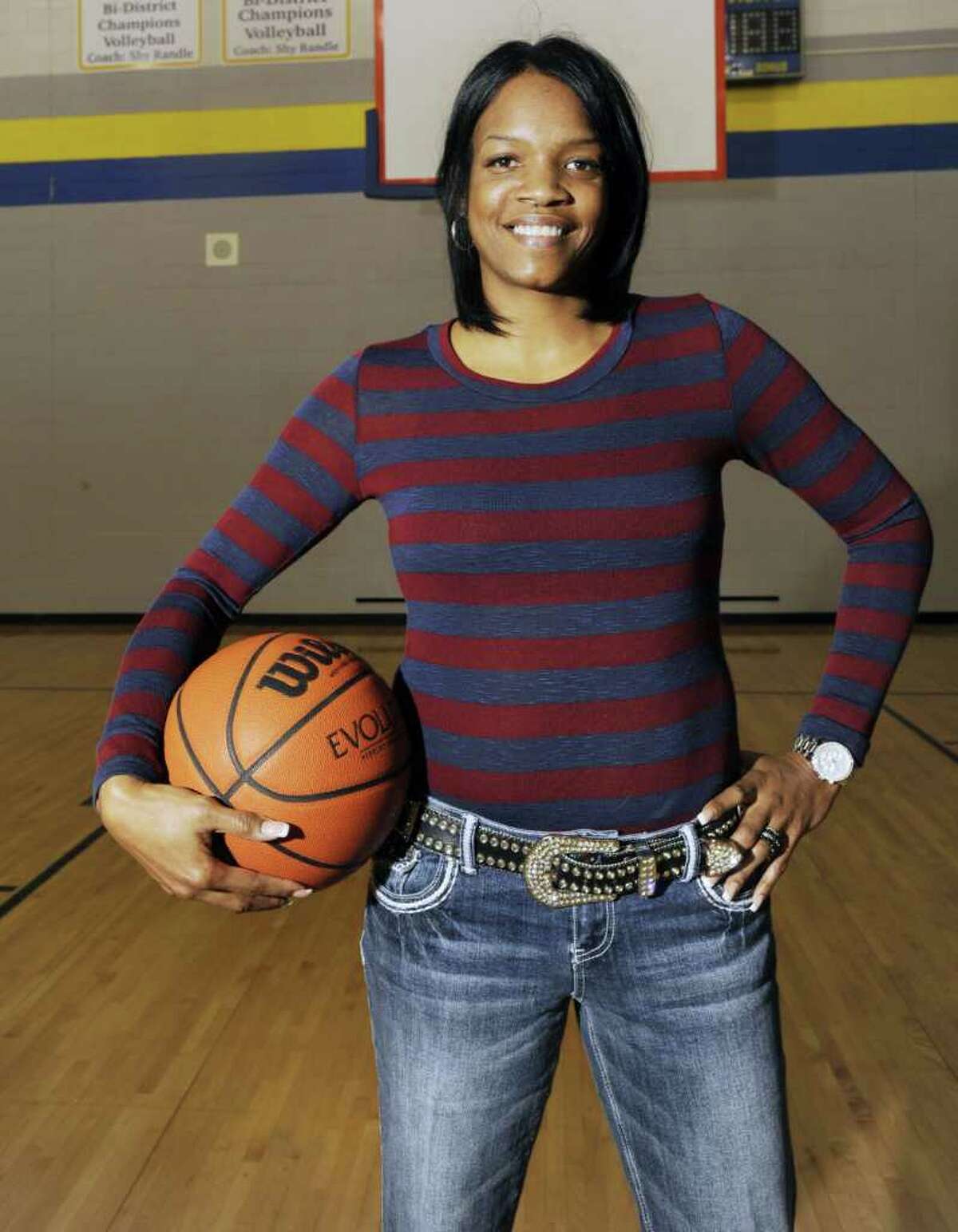 Ozen's first female boys basketball coach leads sophomore team