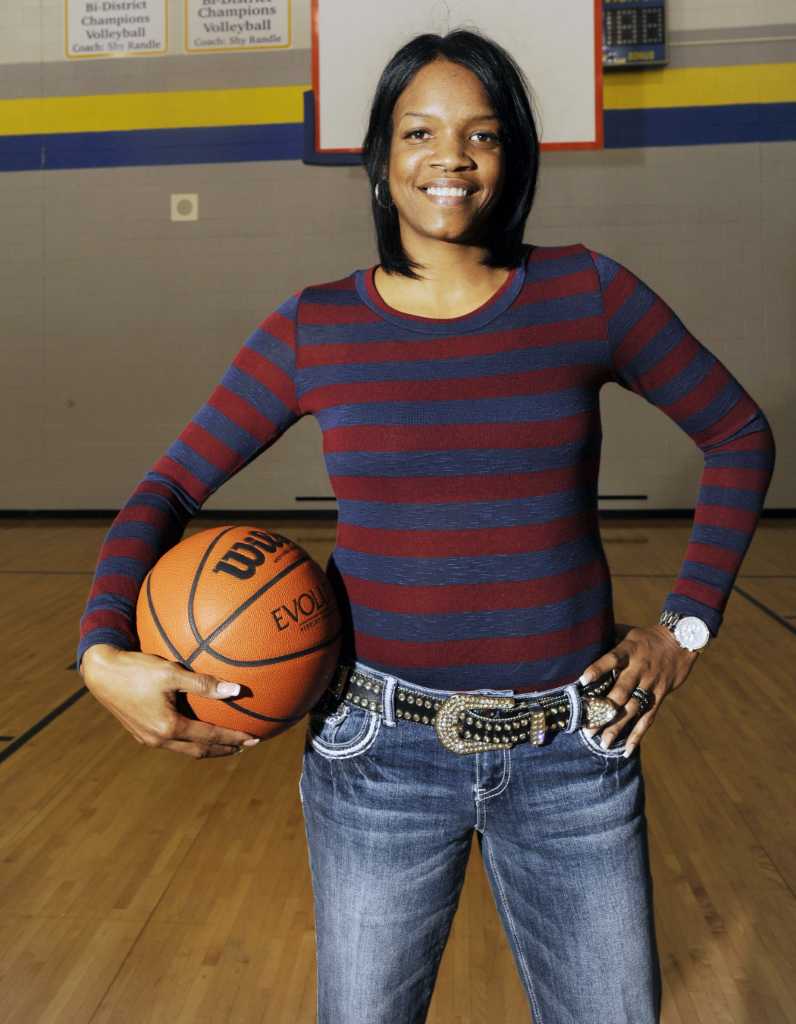 Ozen's first female boys basketball coach leads sophomore team