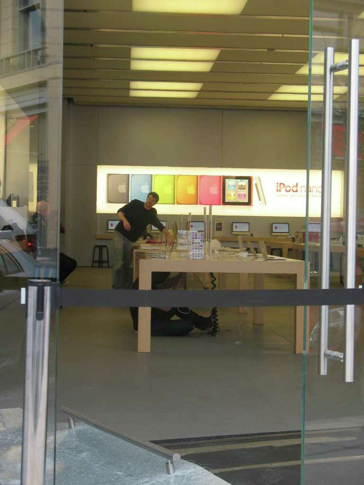 Thieves bust into Avenue Apple Store, take tens of thousands of dollars ...