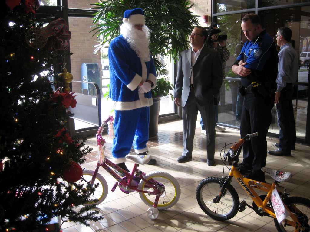 Blue Santa programs around Southeast Texas give toys to area kids