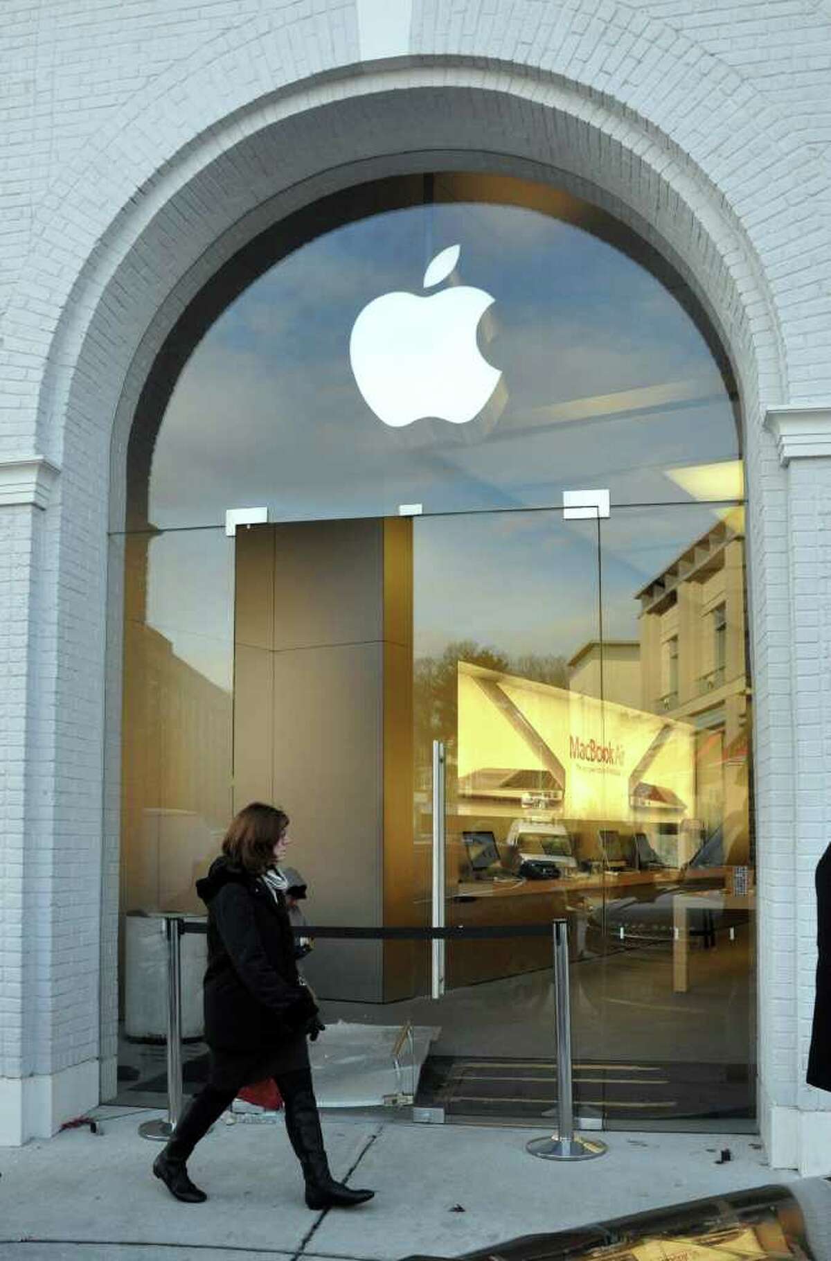 Thieves bust into Avenue Apple Store, take tens of thousands of dollars ...