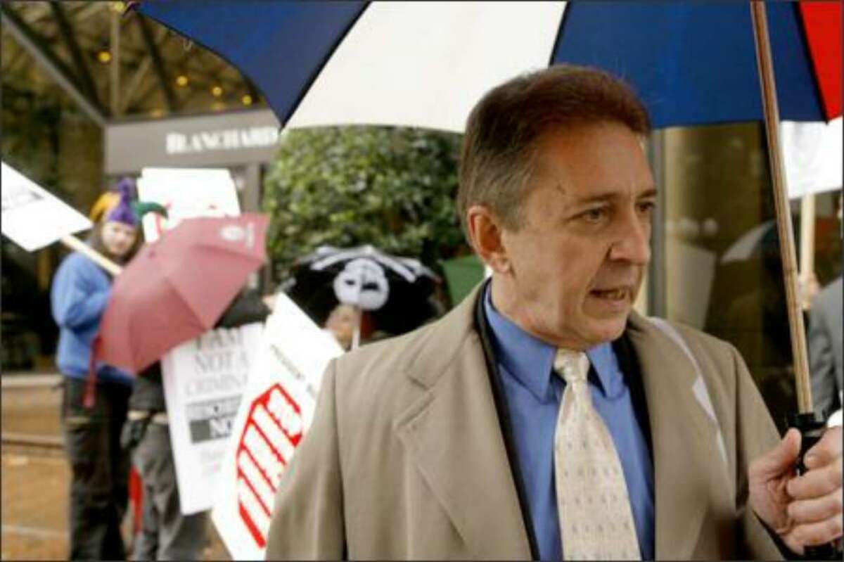 Medical pot advocate shot, wounds robber at Kirkland home