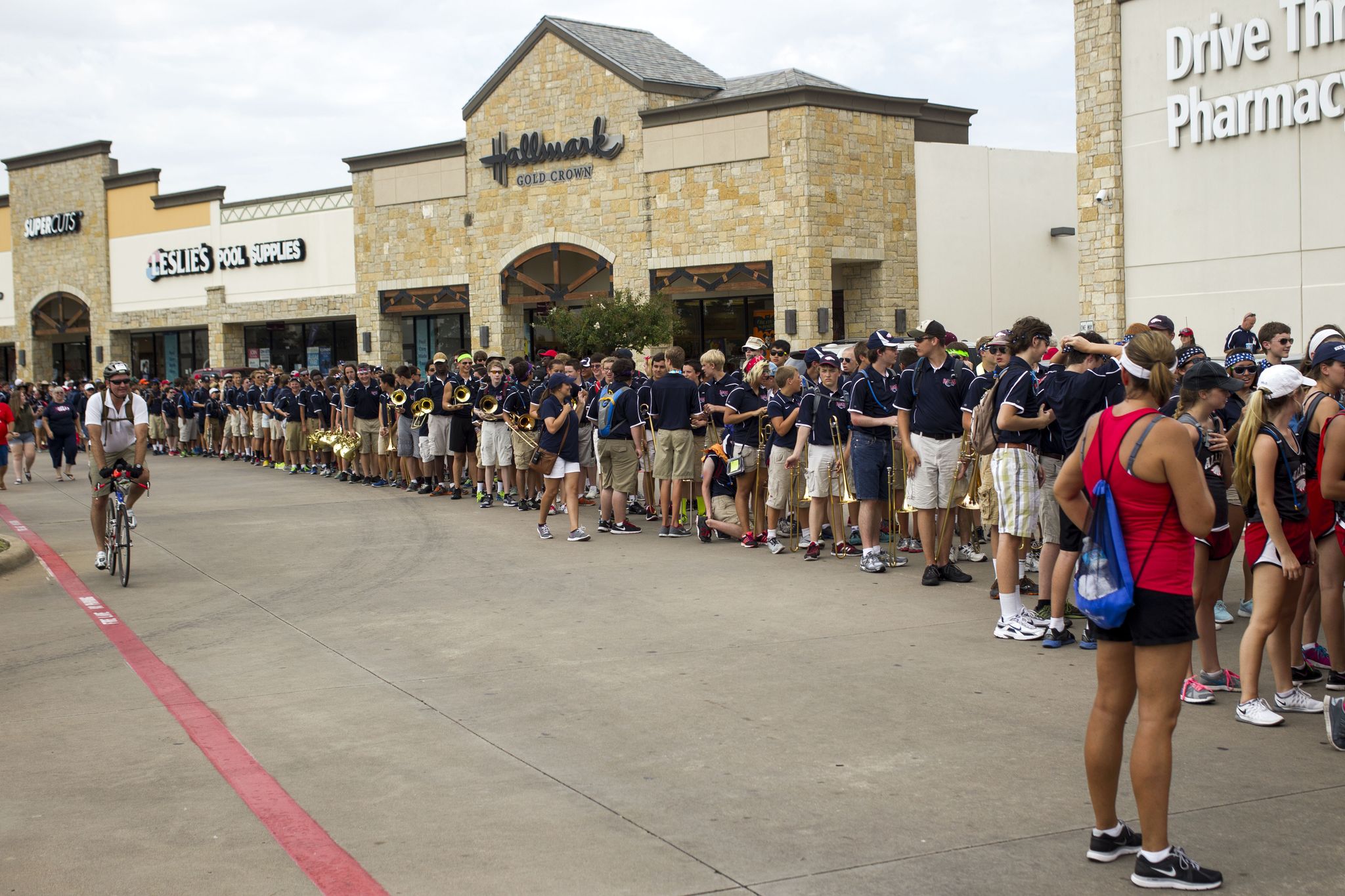 Allen HS marching band, the world's largest, marches through Tom Thumb ...