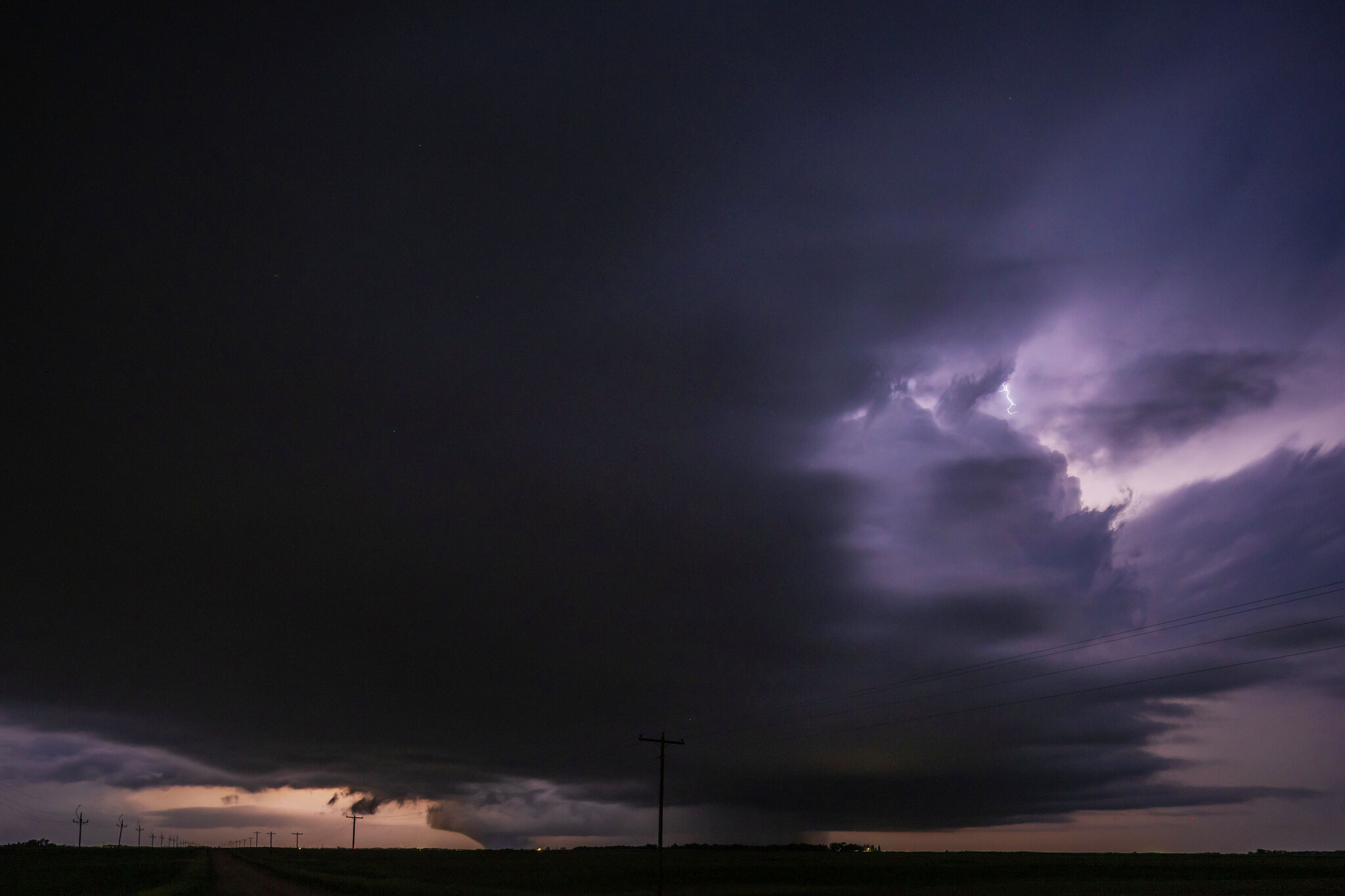 Cold front plagues Texas with large hail, tornado threat