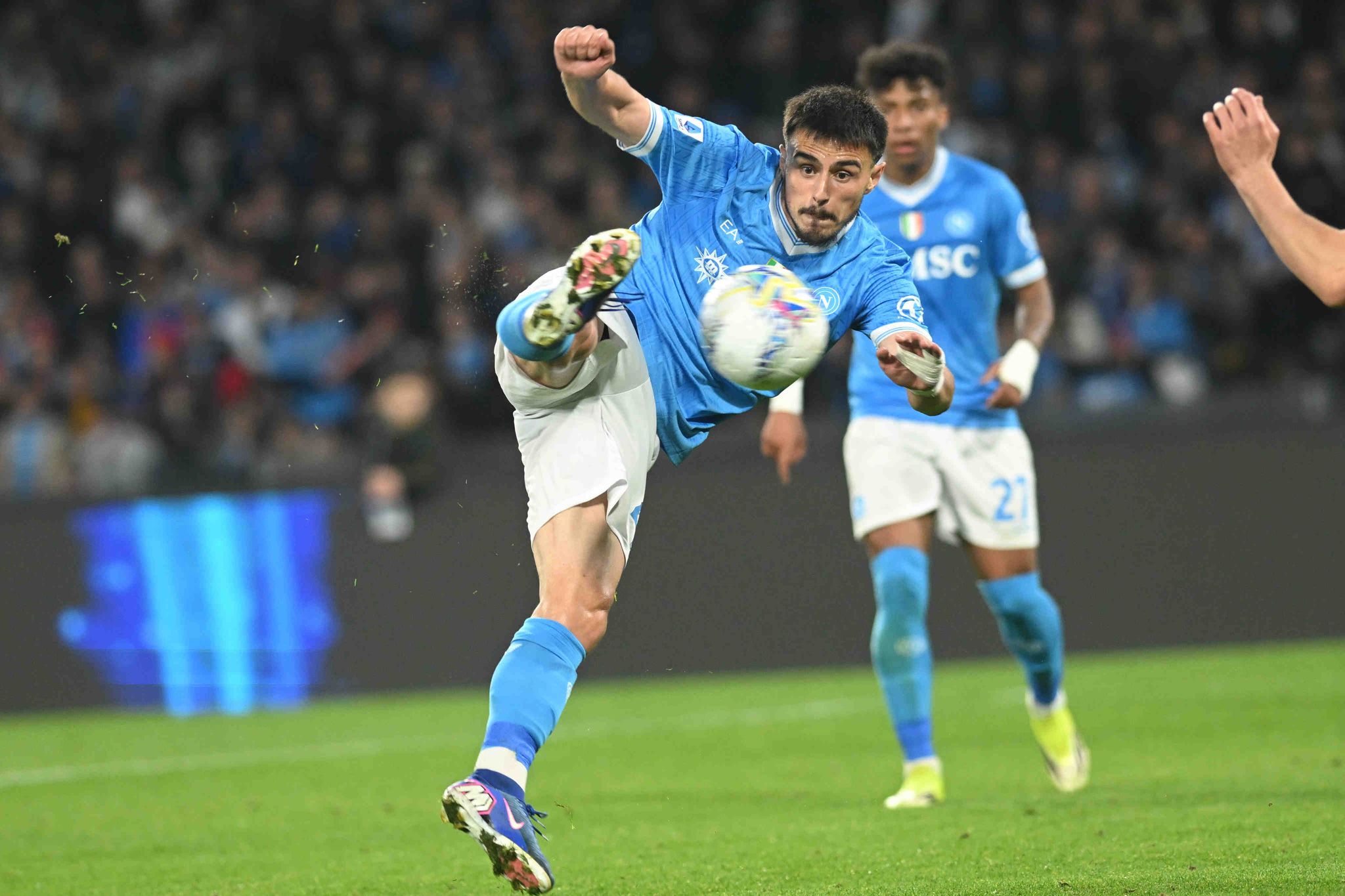 Napoli beats Torino 2-1 to extend unbeaten home run and close gap on ...