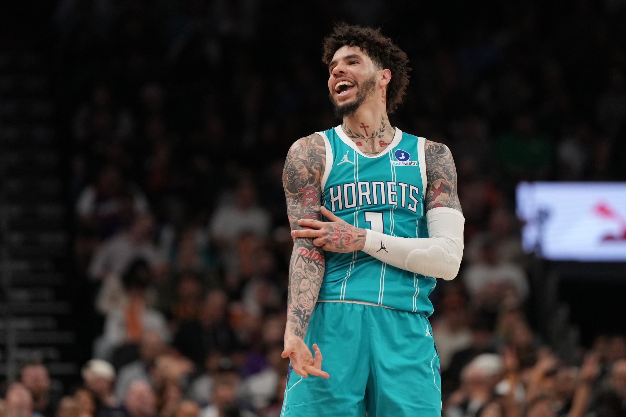 Booker scores 30 points as Suns halt Hornets' road winning streak at 10 ...